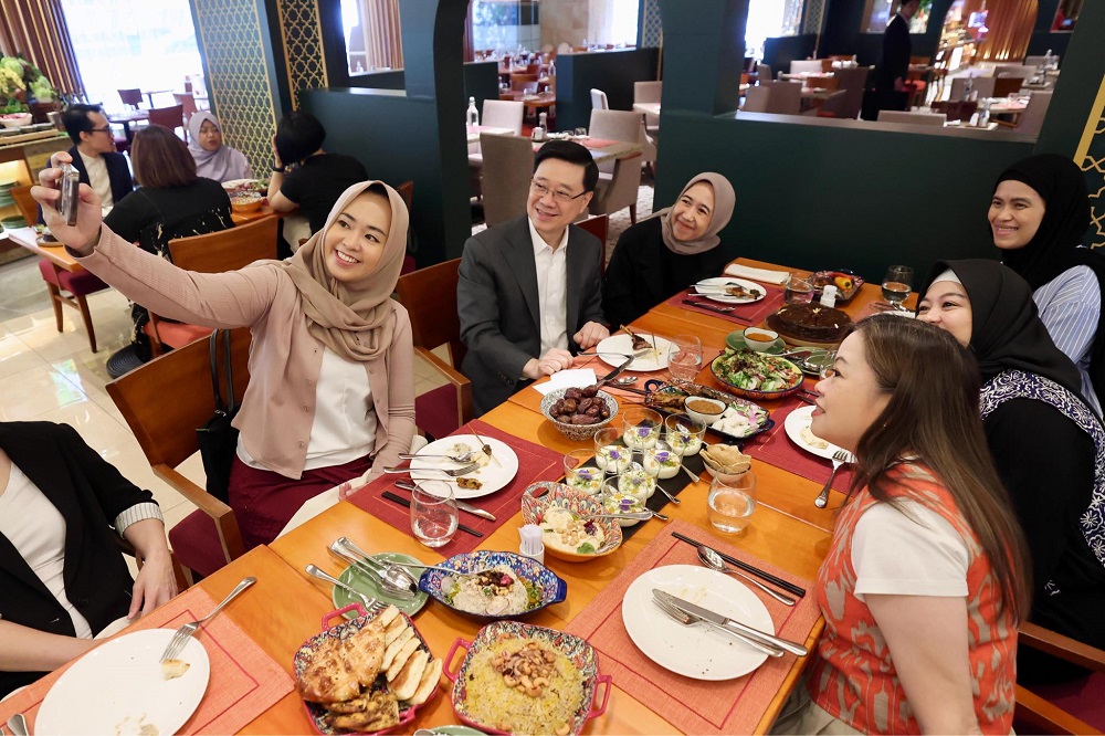 李家超訪獲認證清真餐廳 港府致力讓香港成穆斯林友善城市 (10:38) – 20250510 – 港聞 – 香港網絡