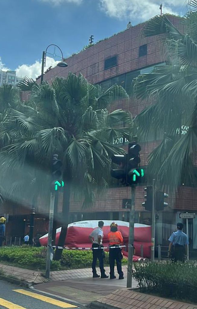 女子危坐新城市廣場天台 獲救送院 (11:49) – 20250609 – 港聞 – 香港網絡